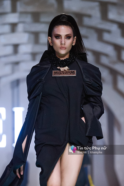 Võ Hoàng Yến đã trở lại catwalk sau 1 năm ở ẩn