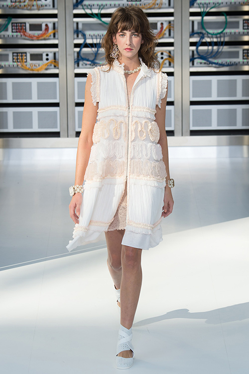 Robot mặc váy! Chỉ có trong Chanel show Xuân 2017