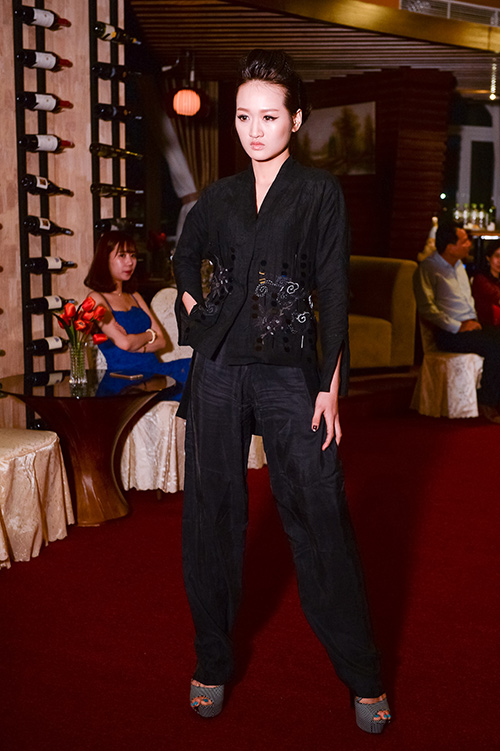 Hồng Xuân 1m90 theo Võ Hoàng Yến học catwalk