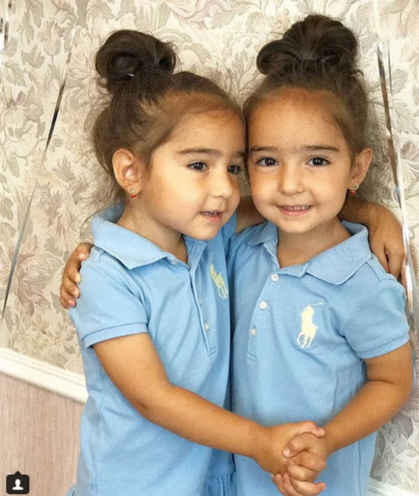 Cặp song sinh nổi rần rần vì đẹp như búp bê sống 1 năm trước đây, giờ ...