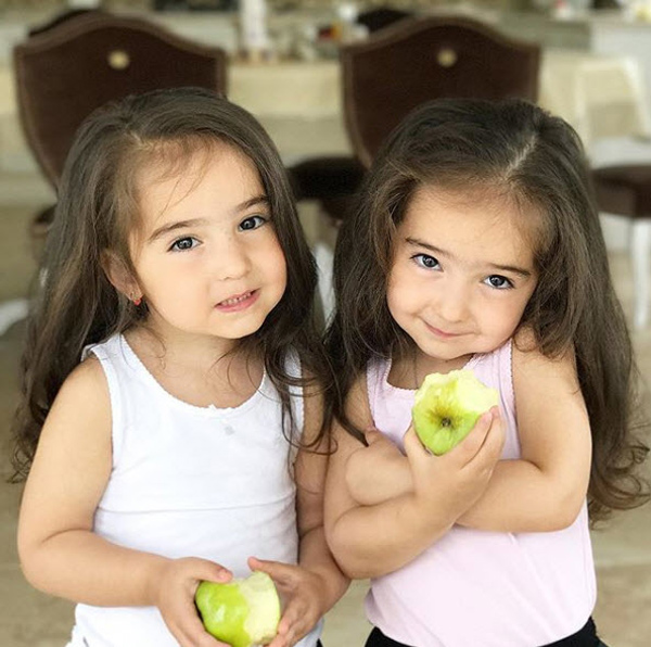 Cặp song sinh nổi rần rần vì đẹp như búp bê sống 1 năm trước đây, giờ ...