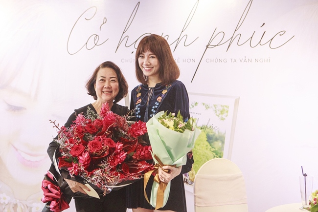 Hari Won bật khóc khi được mẹ chồng đích thân đến chúc mừng trong buổi ...