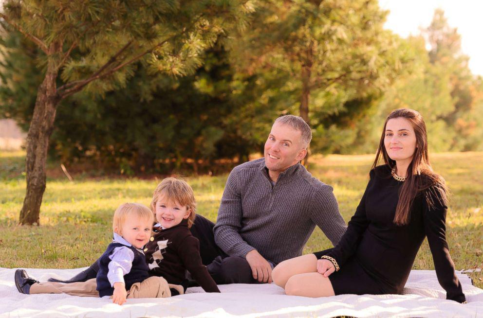 Cậu bé mang chăn đến nghĩa trang lạnh lẽo để ngủ và câu chuyện cảm động ...