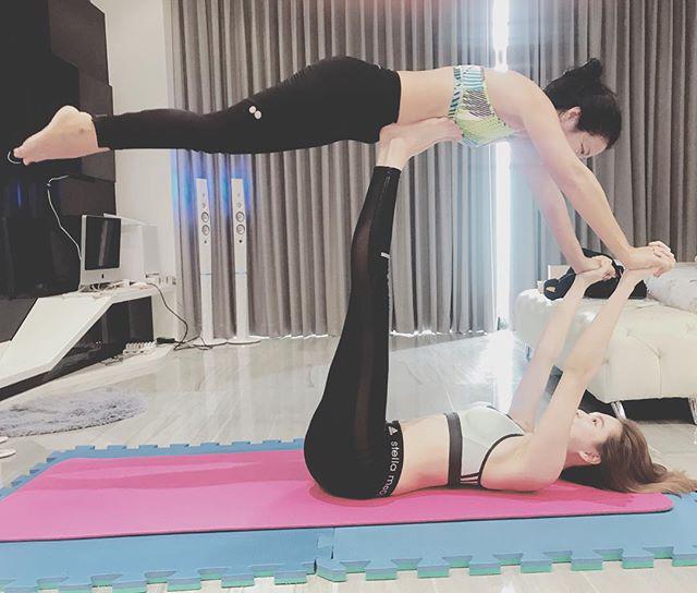 Sự thật đằng sau vẻ ngoài không tì vết của Hoa hậu Phạm Hương và Ngọc Trinh