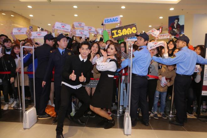 "Nam thần” Isaac và "gái ế” Bích Phương dính như sam tại sự kiện