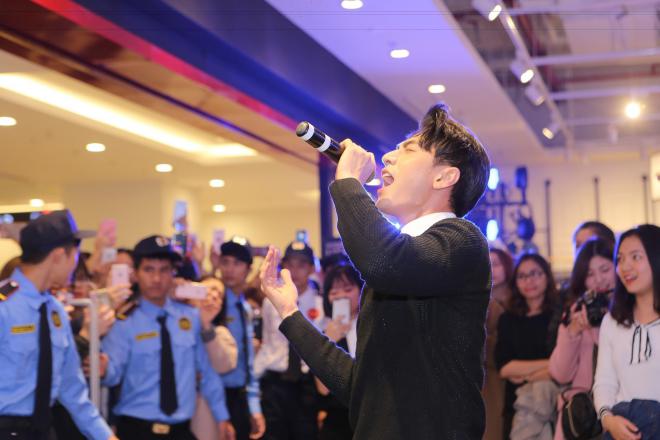 "Nam thần” Isaac và "gái ế” Bích Phương dính như sam tại sự kiện