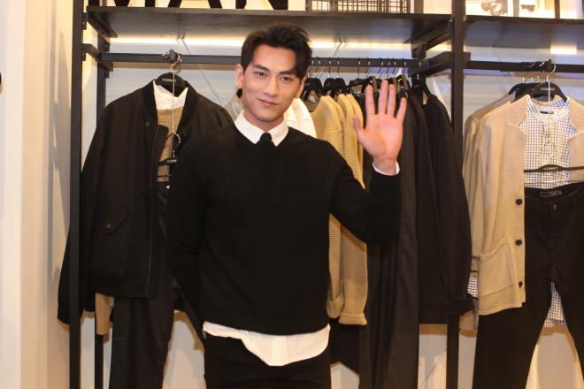 "Nam thần” Isaac và "gái ế” Bích Phương dính như sam tại sự kiện