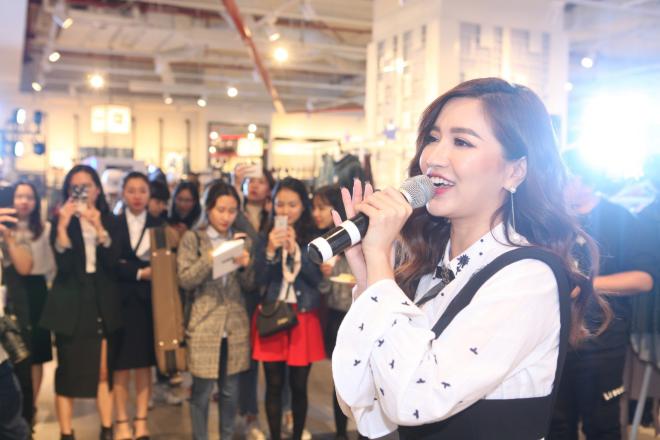 "Nam thần” Isaac và "gái ế” Bích Phương dính như sam tại sự kiện