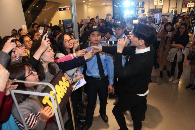 "Nam thần” Isaac và "gái ế” Bích Phương dính như sam tại sự kiện