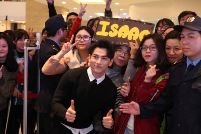 "Nam thần” Isaac và "gái ế” Bích Phương dính như sam tại sự kiện