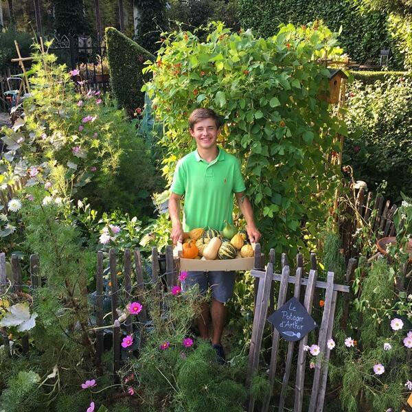 Trồng rau tưởng nhớ bạn quá cố, chàng trai 17 tuổi khiến người lớn hổ ...