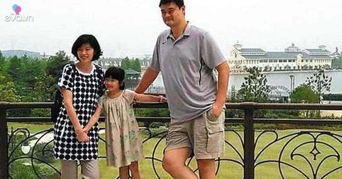 Mẹ cao 1m5, bố cao 1m68 nhưng con trai cao 1m8, cả gia đình bắt đi xét ...