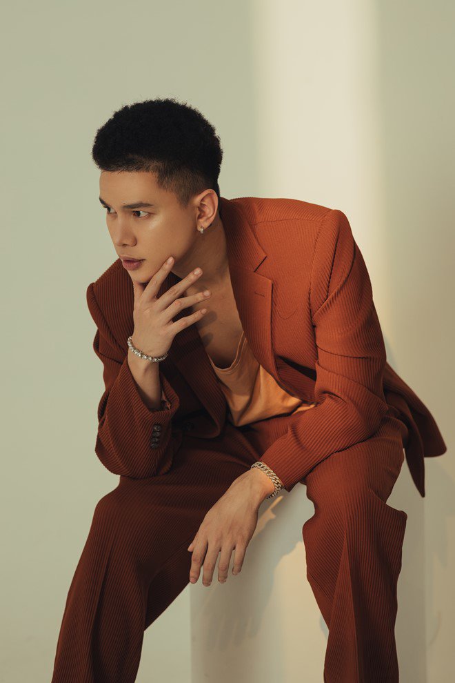 Hoàng Tôn tự tin xuất hiện trong MV mới sau di chứng phẫu thuật thẩm mỹ