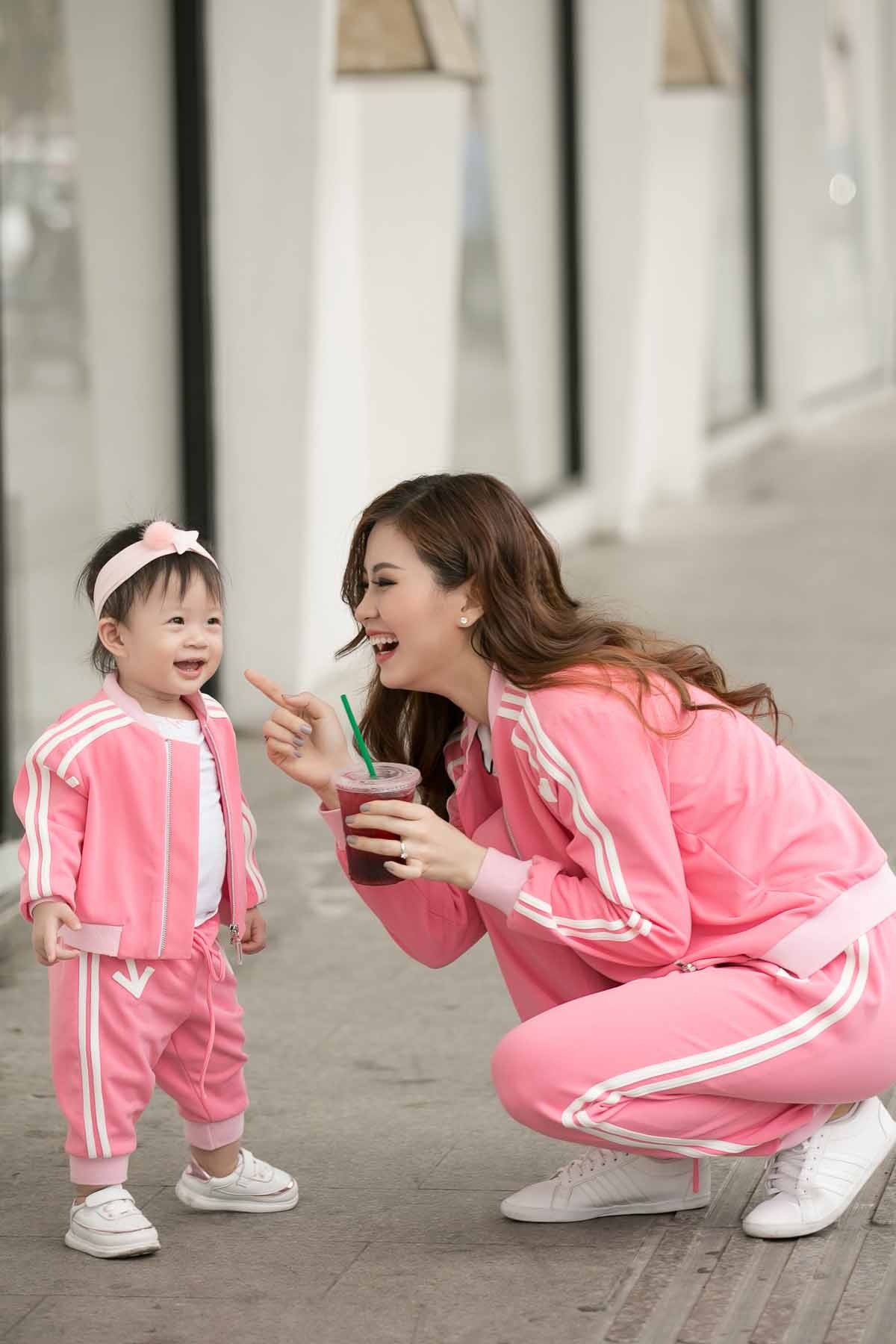 Á hậu Diễm Trang cùng ái nữ Julia lên đồ tỏa sáng tại thảm đỏ show thời ...