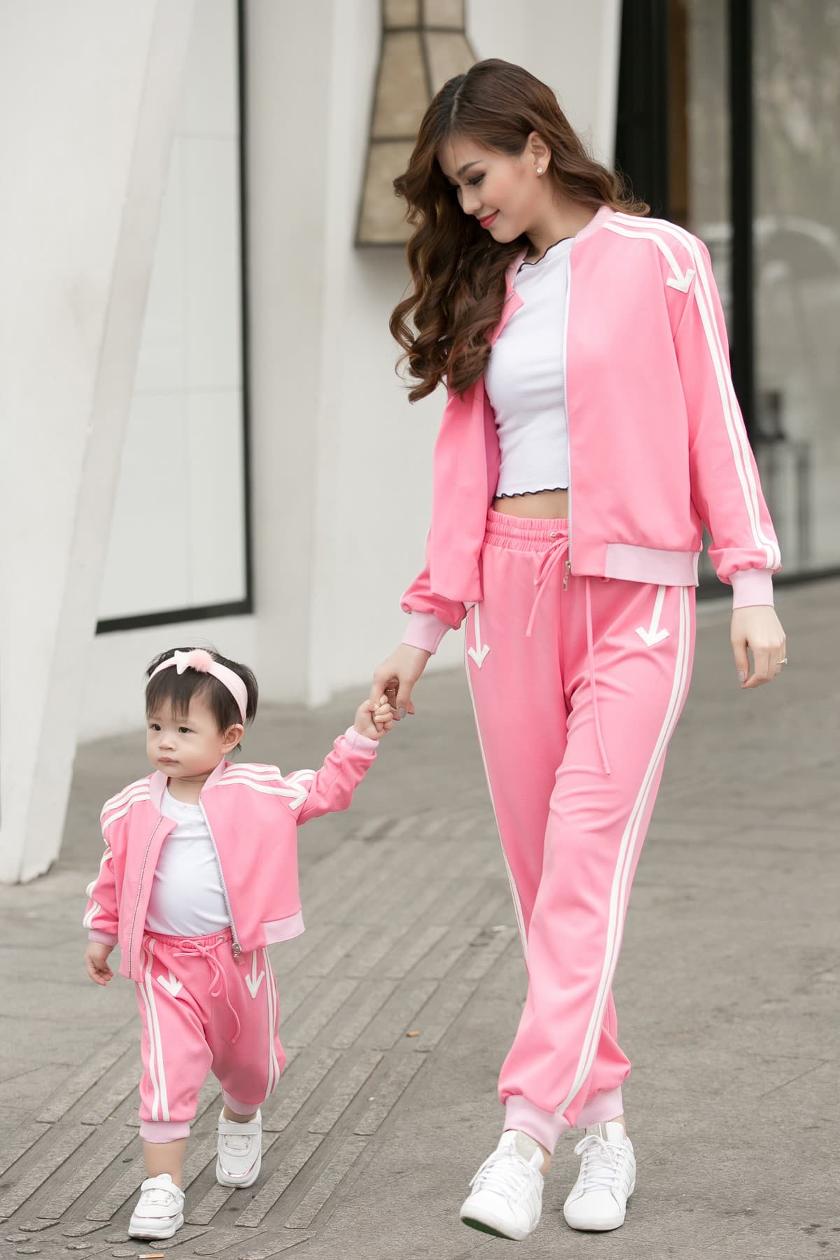 Á hậu Diễm Trang cùng ái nữ Julia lên đồ tỏa sáng tại thảm đỏ show thời ...