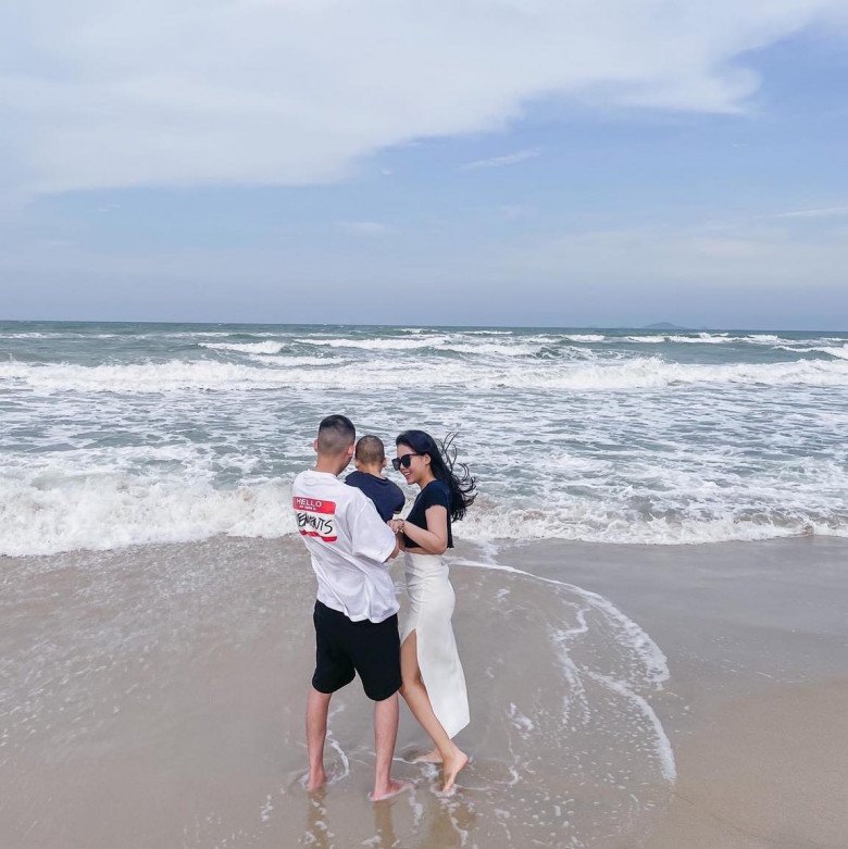 Chờ mãi không đau đẻ nên lôi bài ra chơi, đang thắng vang dội Tiktoker ...