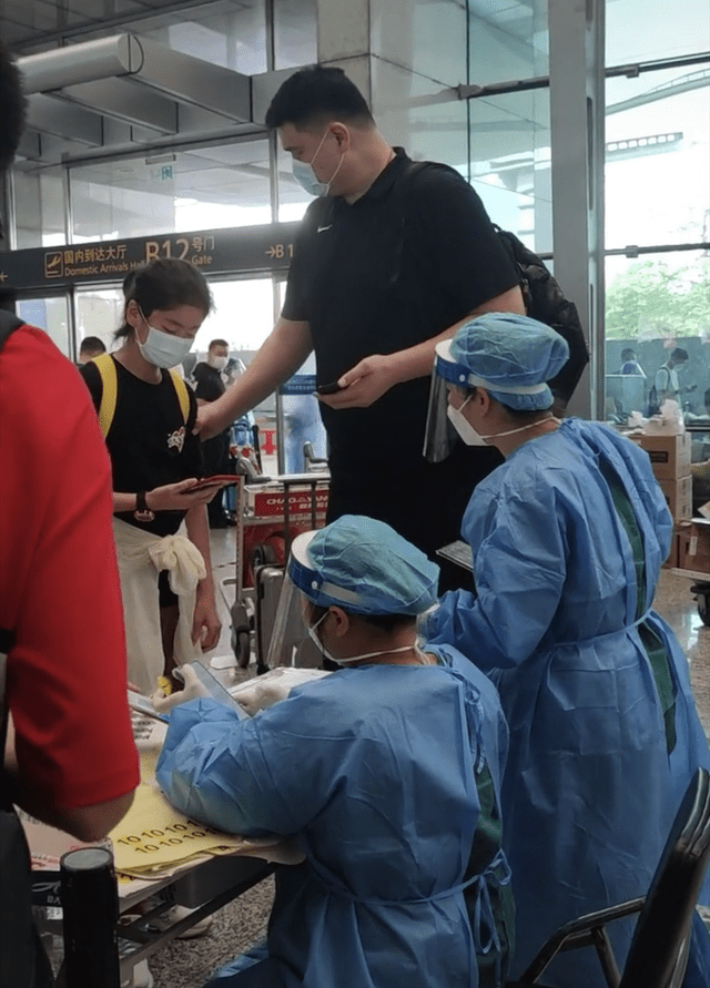 Bố cao 1m87, mẹ 1m7, chiều cao con gái 15 tuổi hiện tại khiến ai nấy ...