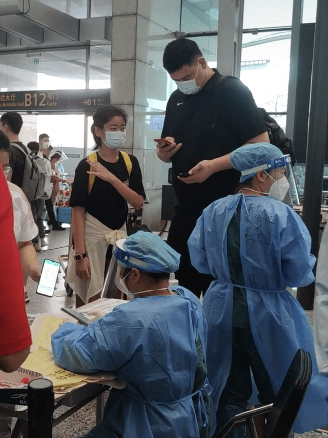 Bố cao 1m87, mẹ 1m7, chiều cao con gái 15 tuổi hiện tại khiến ai nấy ...