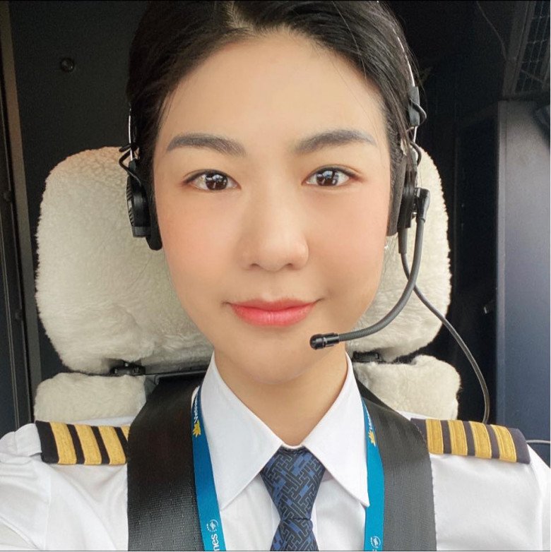 Nữ cơ trưởng xinh nhất Việt Nam Huỳnh Lý Đông Phương hiếm hoi khoe con gái lớn đẹp hệt mẹ