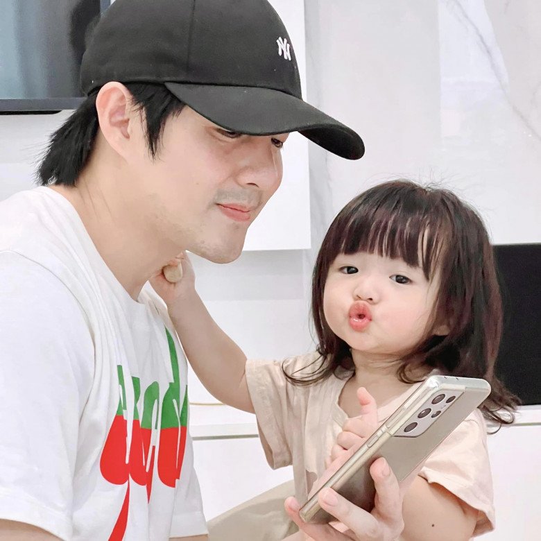 Con gái Đông Nhi nhận quà sinh nhật chất cao như núi, toàn đồ hiệu đắt tiền