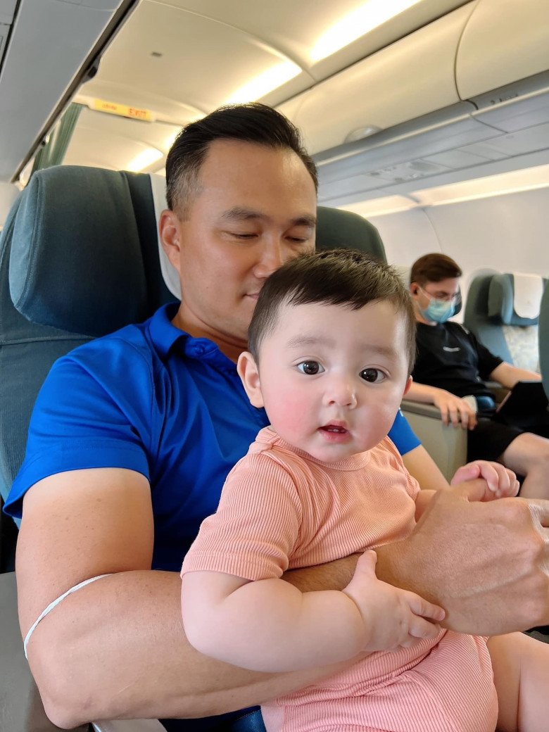 Con trai cực phẩm của Chi Bảo - Lý Thùy Chang: Điển trai, dùng toàn đồ ...