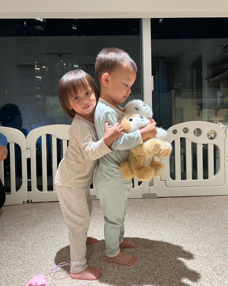 Hồ Ngọc Hà - Kim Lý được khen nuôi dạy Lisa, Leon quá khéo