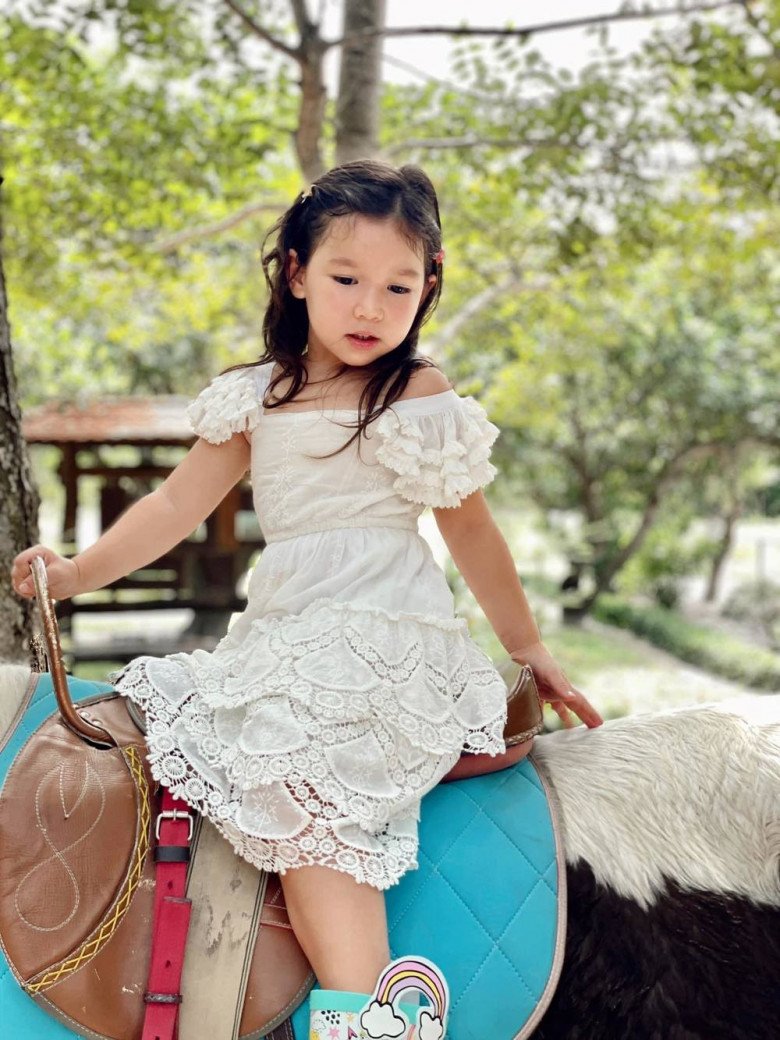 Nhóc tỳ lai Tây nhà mỹ nhân Việt: Con gái Lan Phương, Hồng Nhung càng ...