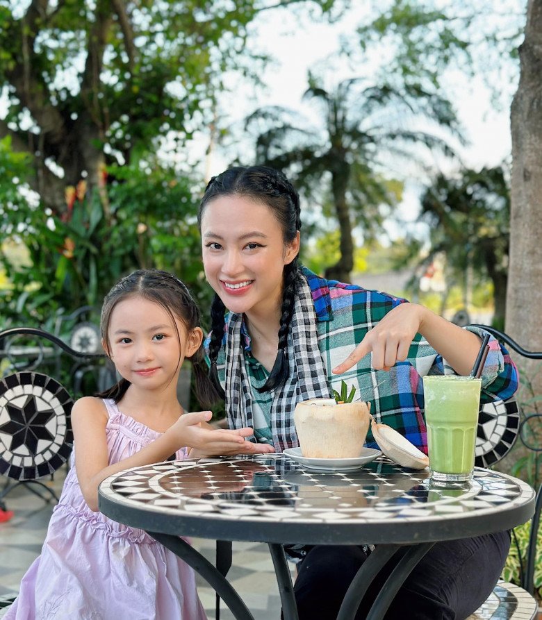 Angela Phương Trinh khoe sắc cạnh con gái nuôi, không phấn son điệu đà ...