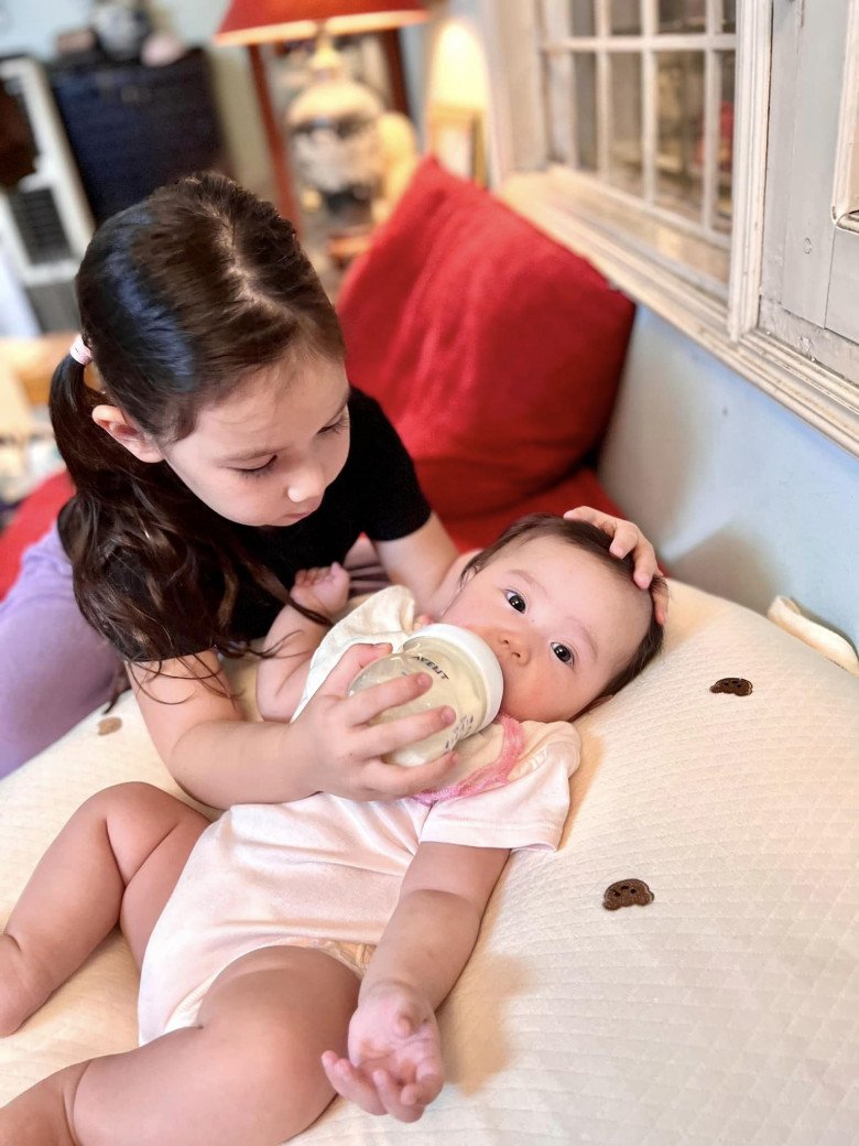 Siêu mẫu Hà Anh khoe ảnh con gái Myla cho dì ruột bú sữa chuyên nghiệp