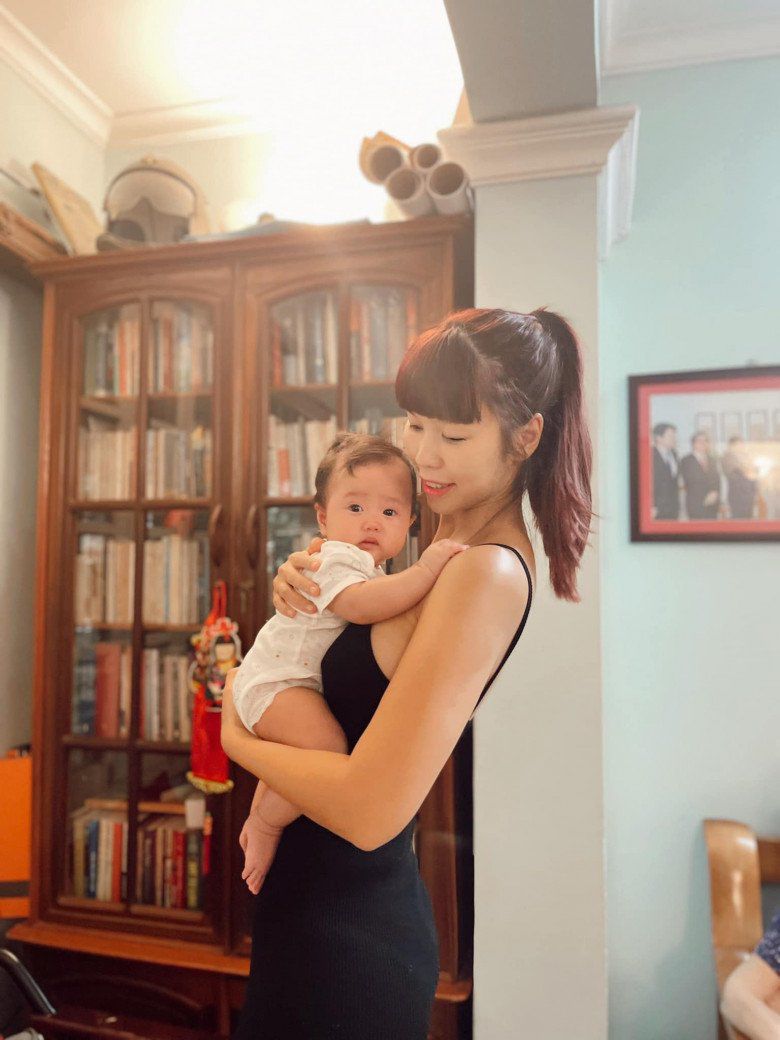 Siêu mẫu Hà Anh khoe ảnh con gái Myla cho dì ruột bú sữa chuyên nghiệp