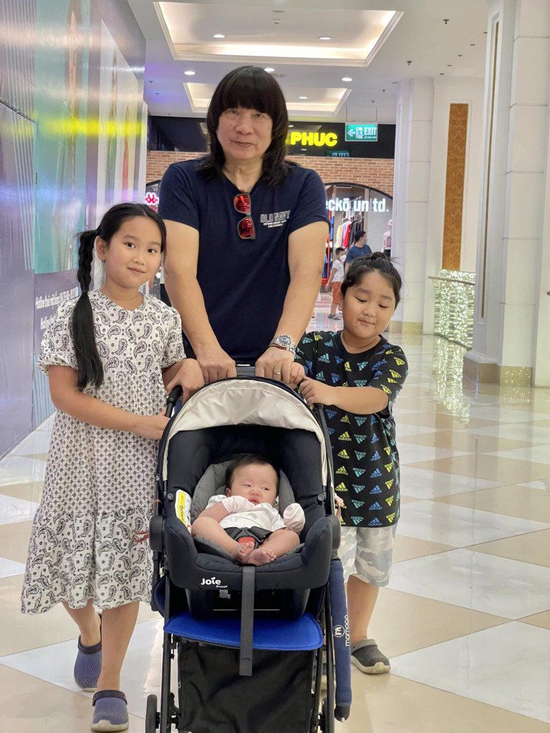 Siêu mẫu Hà Anh khoe ảnh con gái Myla cho dì ruột bú sữa chuyên nghiệp