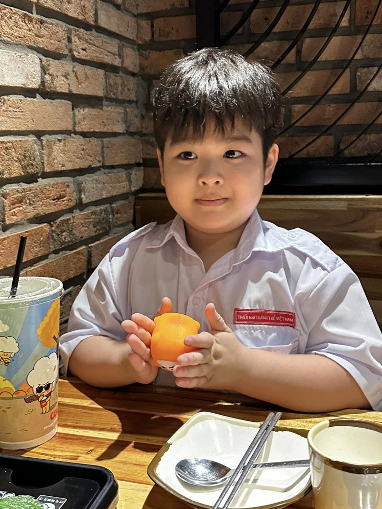 Con trai Nhật Kim Anh giống hệt bố, cao lớn ra dáng thanh niên