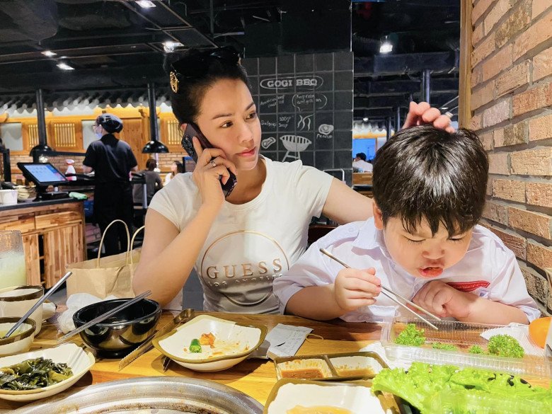 Con trai Nhật Kim Anh giống hệt bố, cao lớn ra dáng thanh niên