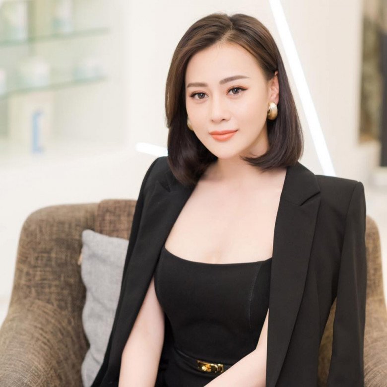 Phương Oanh sửa sai mái tóc bết thời bên cạnh Shark Bình, khoe visual trong veo như thần tiên tỷ tỷ