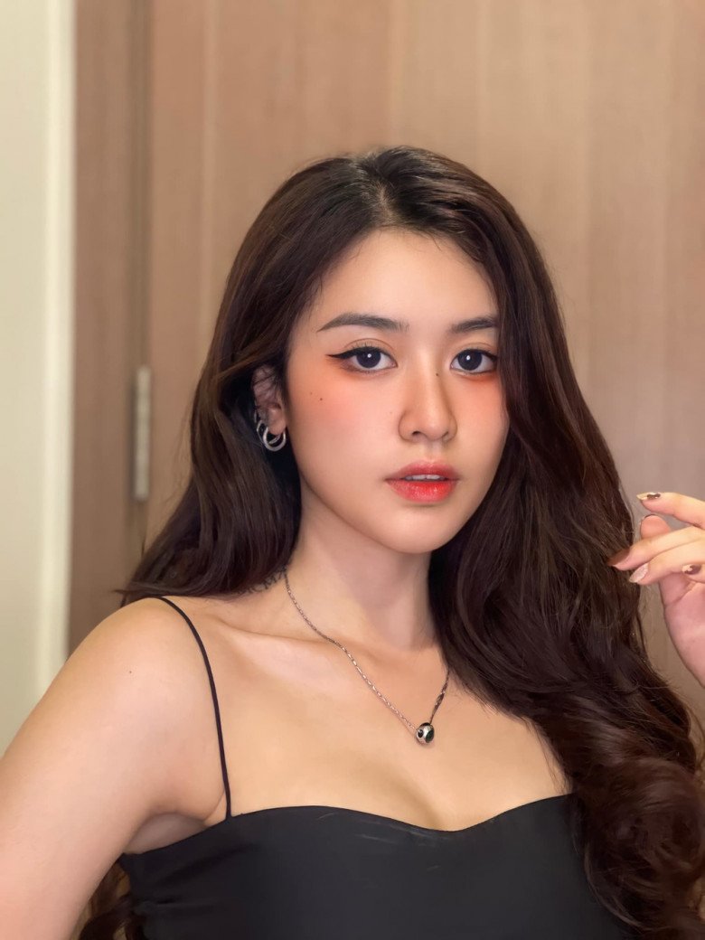 Sugar Baby có gương mặt ngây thơ nhưng đường cong uốn lượn, lên phim ...