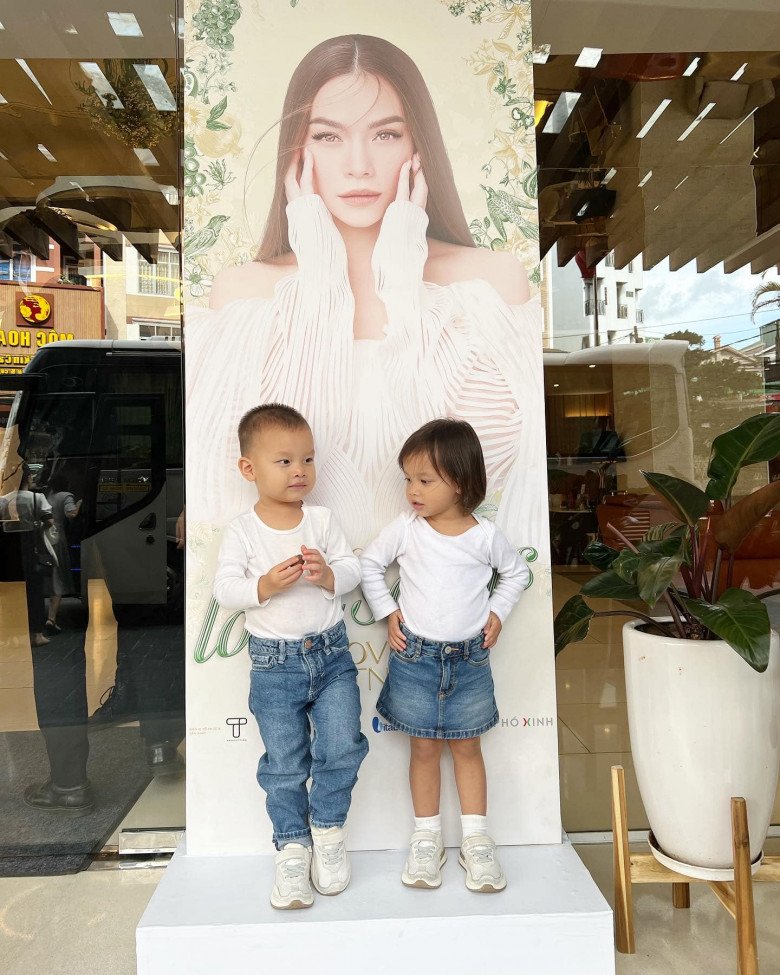 Lisa mặc lại chân váy cũ được khen như siêu mẫu, Leon đóng bộ quần ...