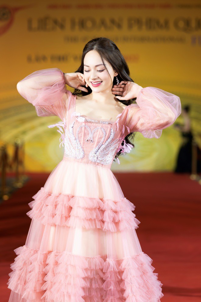 Lan Phương khoe dáng quyến rũ tại LHP Quốc tế Hà Nội 2022