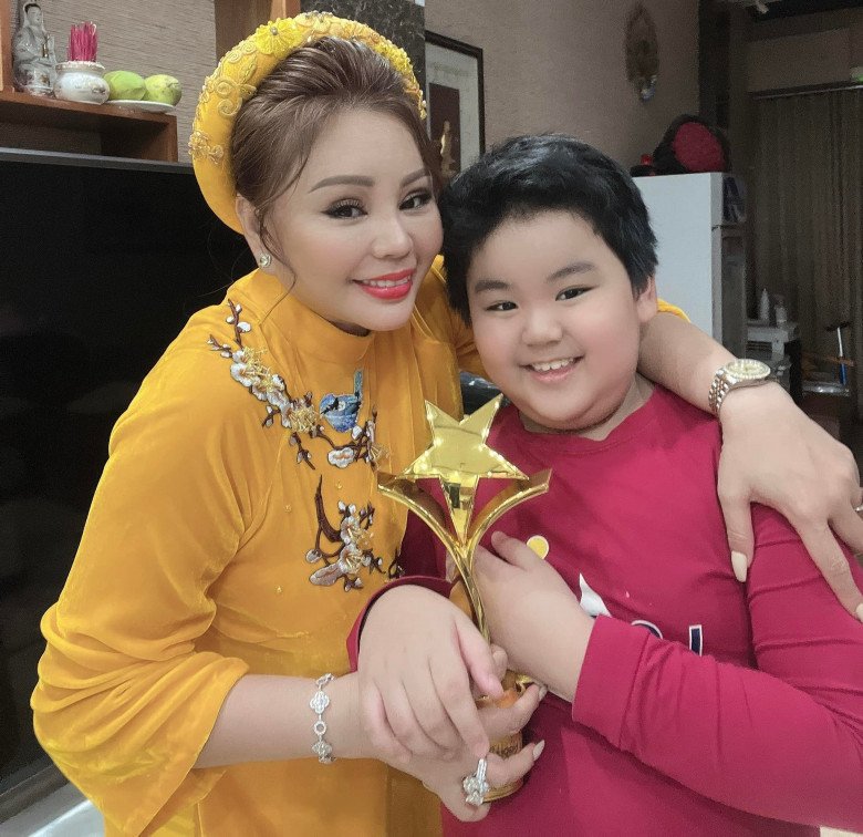 Mẹ đơn thân được Trấn Thành ôm trước mặt Hari Won từng để con cho chồng ...