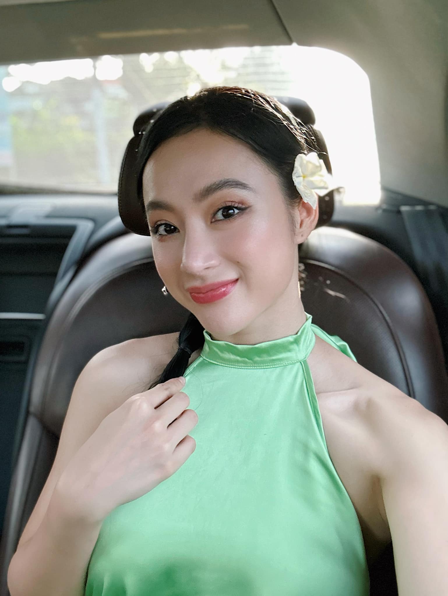 Mỹ nhân ăn chay đẹp nhất Vbiz diện áo yếm mỏng manh chặt dừa, dân mạng thắc mắc khoản phòng hộ