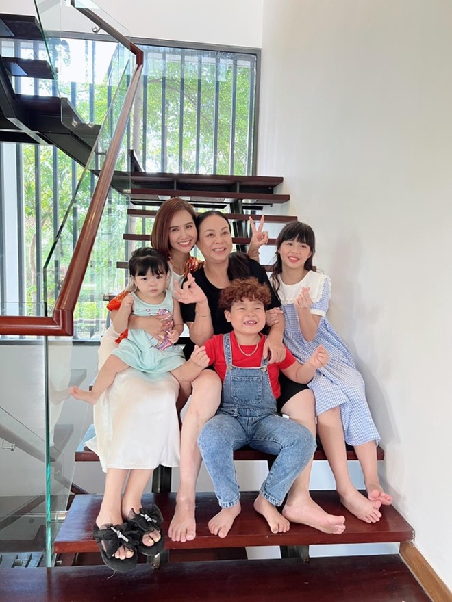 Con gái giống hệt bố của Trung Ruồi lộ diện với hàm răng vẩu hết hồn ...
