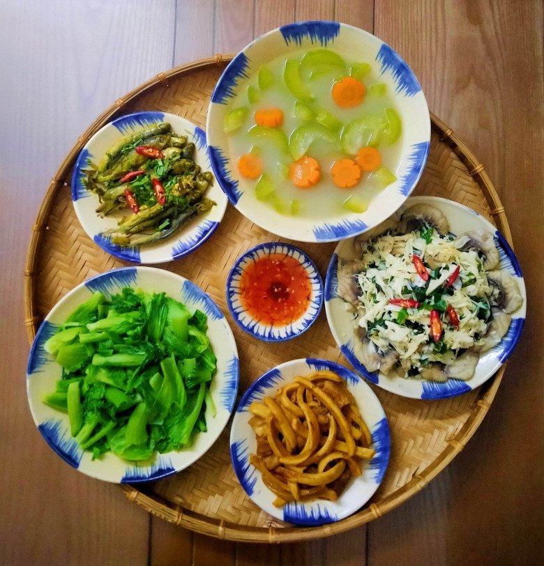 Mẹ đảm khoe cơm bữa nào cũng 3-4 món cực ngon, nhìn những đĩa rau không khỏi giật mình