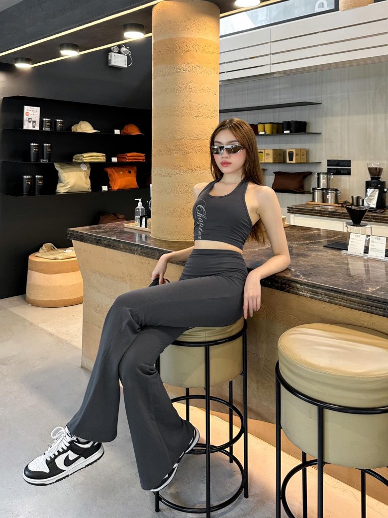 Nữ MC mua G63 khi mới 26 tuổi khoe trình bida thượng thừa, có cặp giò ...