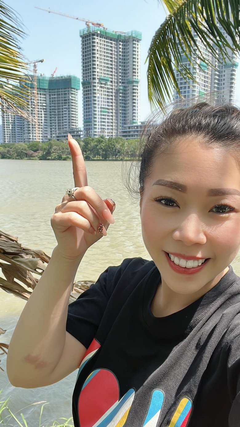 Mặc lùm xùm của chồng, bà xã Hồng Đăng xuất hiện với dung nhan khác lạ ...