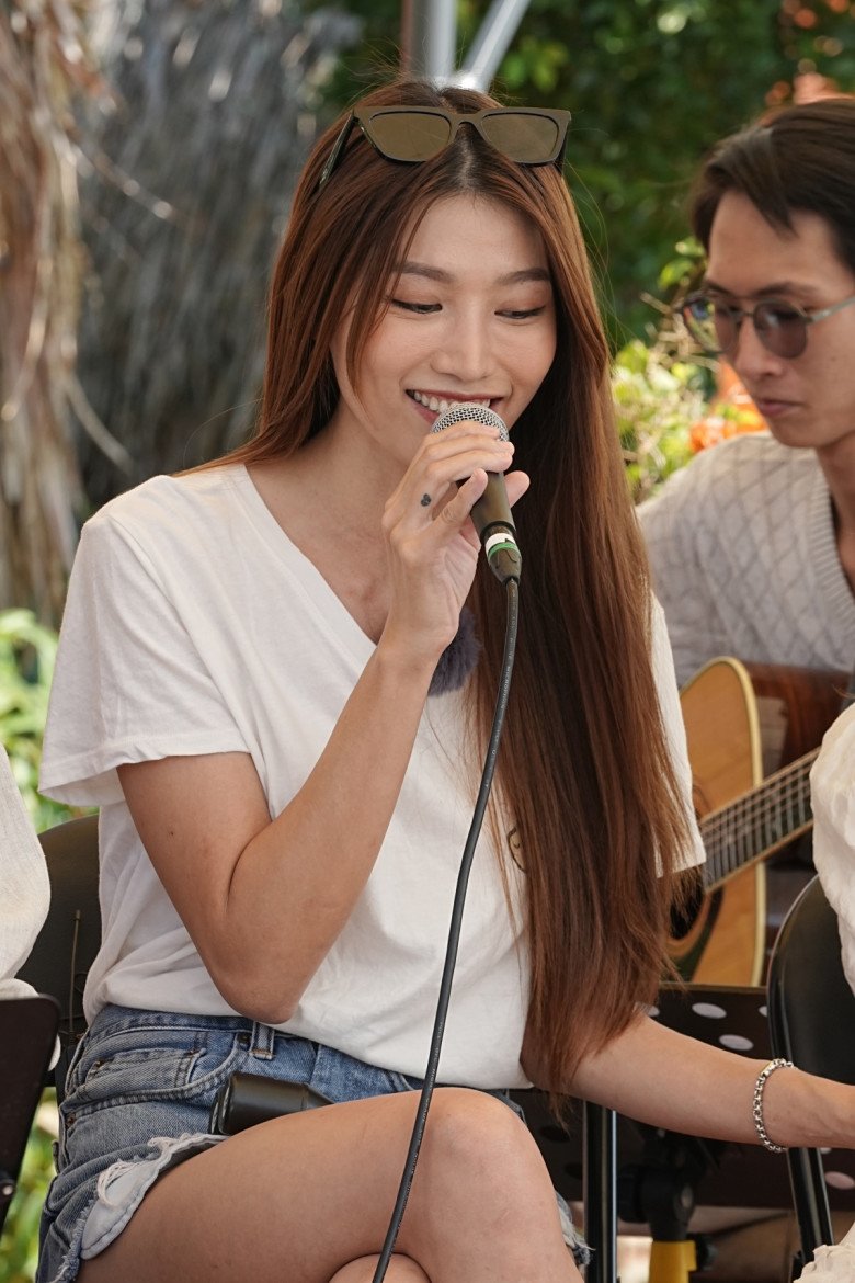 Hòa Minzy khẳng định Isaac là của mình, ghen ra mặt khi anh nói chuyện ...