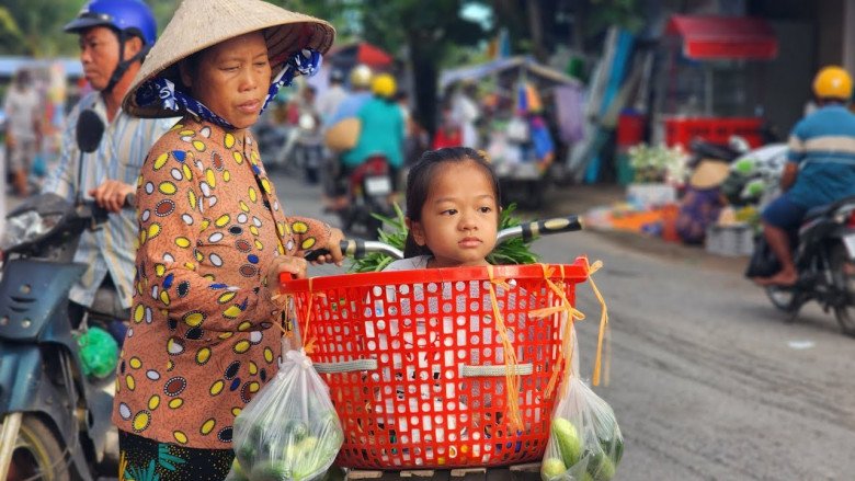 Số phận nghiệt ngã của bé gái 13 tuổi nặng 13kg, cao 80cm bị mẹ bỏ rơi từ bé