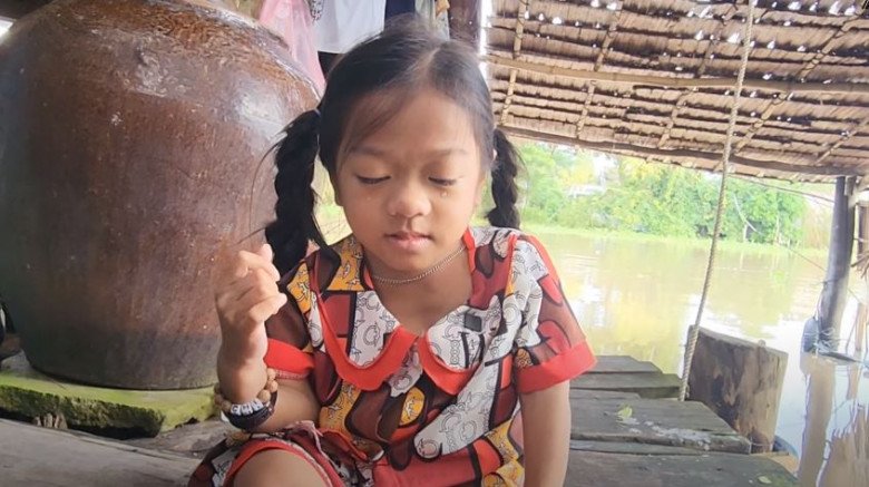 Số phận nghiệt ngã của bé gái 13 tuổi nặng 13kg, cao 80cm bị mẹ bỏ rơi từ bé