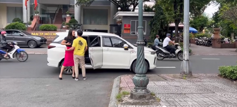 Đại gia Đức An ngọt ngào hôn Phan Như Thảo trước cổng tòa xử án với vợ cũ Ngọc Thúy, đến nhưng ...