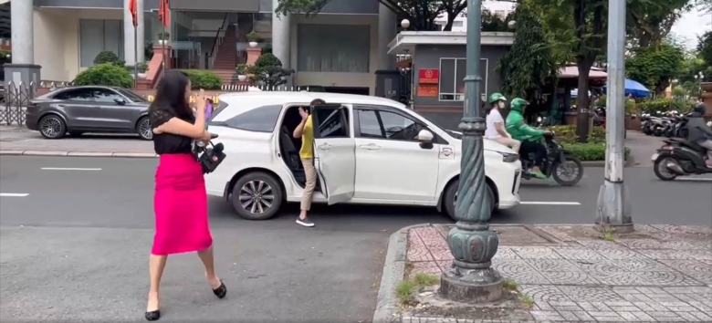 Đại gia Đức An ngọt ngào hôn Phan Như Thảo trước cổng tòa xử án với vợ cũ Ngọc Thúy, đến nhưng ...