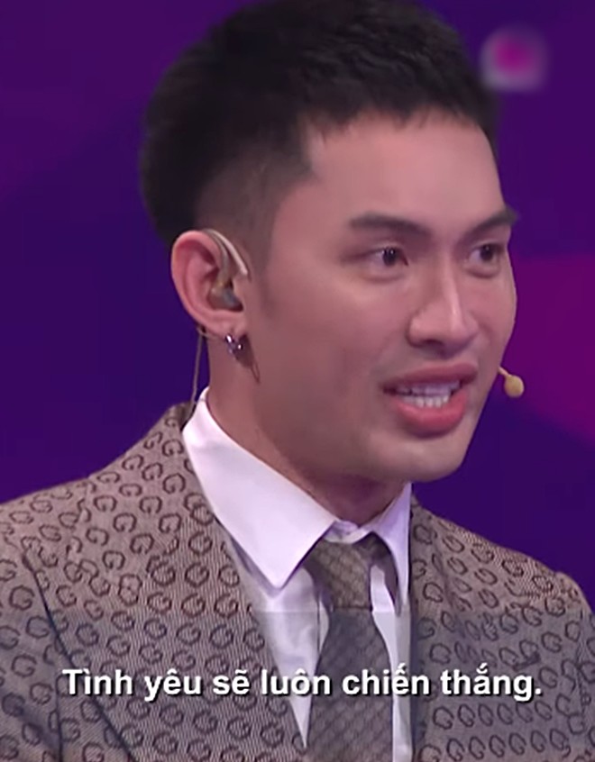 Hương Giang ngồi vào lòng một chàng trai giữa buổi tiệc: Mỹ nam 1m93 ...