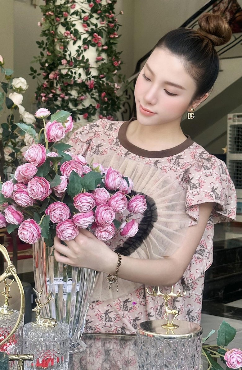 Hạnh Sino bầu 7 tháng sắc vóc vẫn đẹp, thần thái rạng rỡ, tiết lộ những món không ăn trong thai kỳ